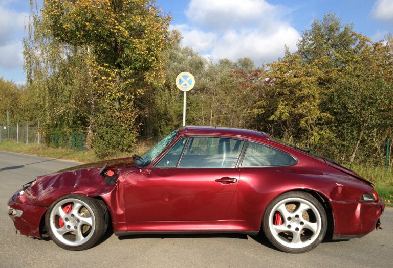 Arenarot Porsche 993 Carrera 4S Ueberschlag - Crash-Sportwagen